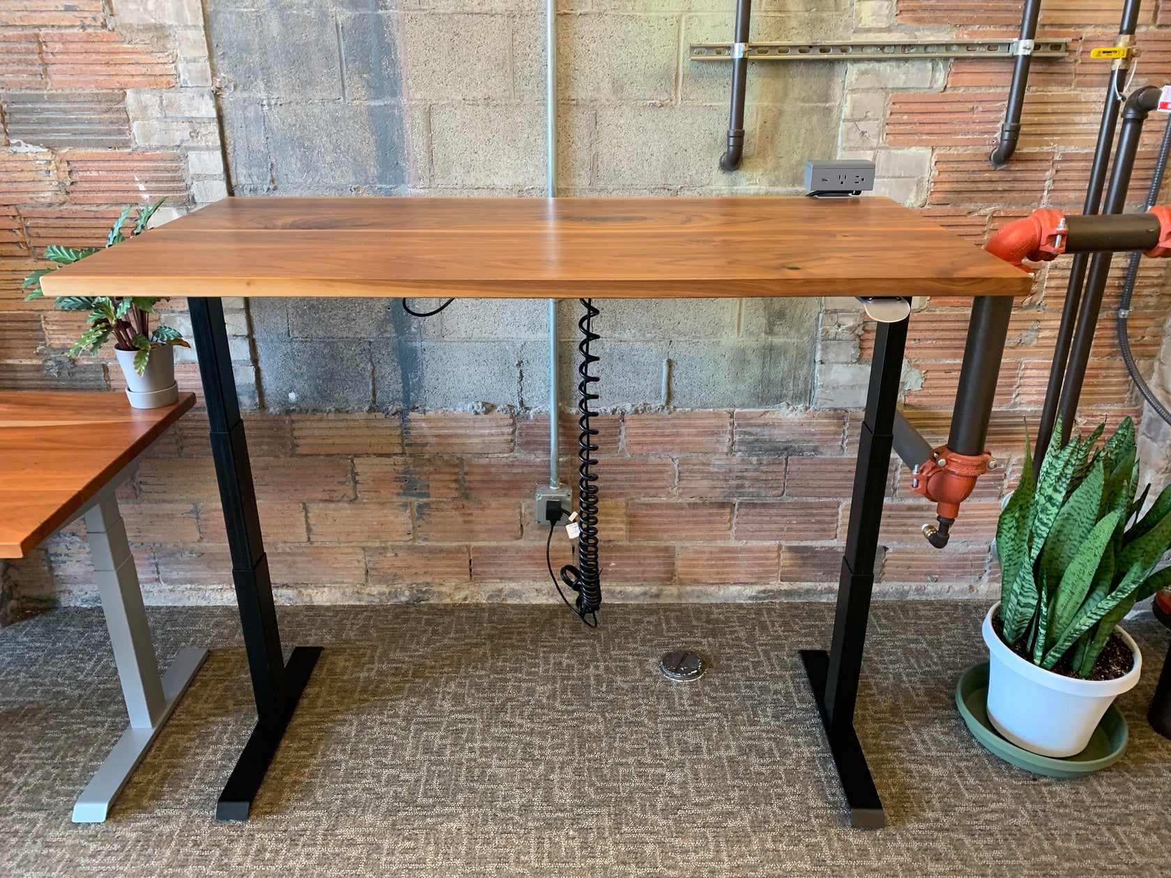 Apex - Two Leg – DeskHaus